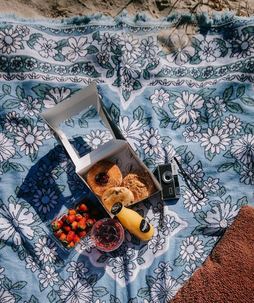 The Daisy Blue Rug – Salty Aura