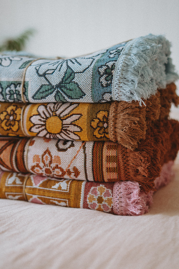 The Daisy Blue Rug – Salty Aura